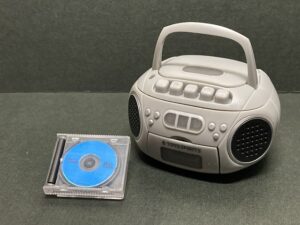 【ガチャガチャレビュー】本当に録音再生！レトロminiCDプレイヤーマスコット | ガチャガチャしているブログ